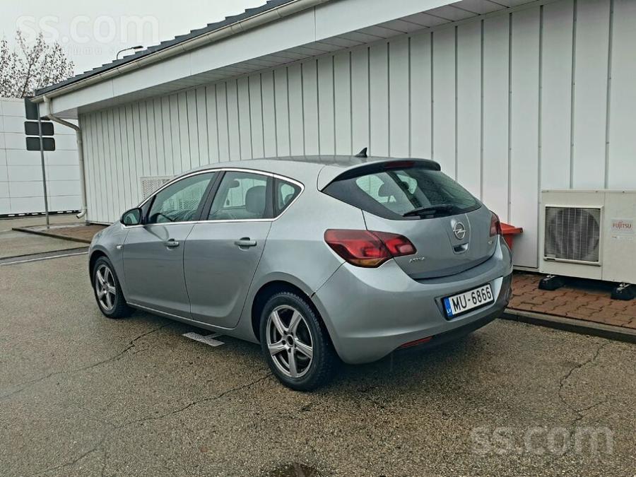 Grey Opel Astra 2010 in Riga, with an engine capacity of 1.70 L and mileage of 238 thousand km for 2290 €, photo 4 on AUTOMOTO.COM.LV