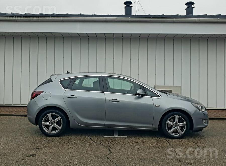 Grey Opel Astra 2010 in Riga, with an engine capacity of 1.70 L and mileage of 238 thousand km for 2290 €, photo 5 on AUTOMOTO.COM.LV
