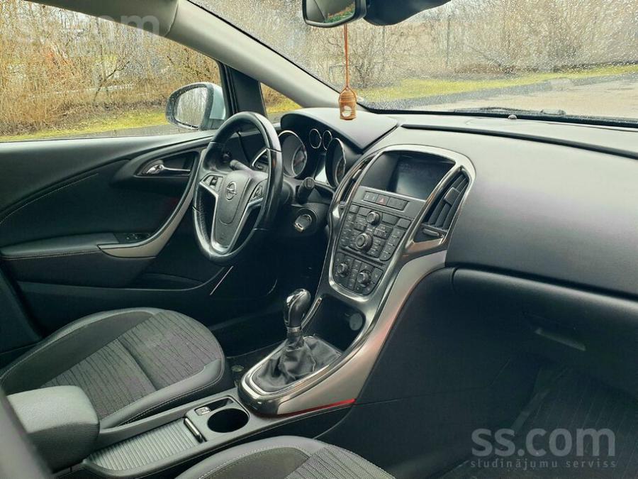 Grey Opel Astra 2010 in Riga, with an engine capacity of 1.70 L and mileage of 238 thousand km for 2290 €, photo 7 on AUTOMOTO.COM.LV