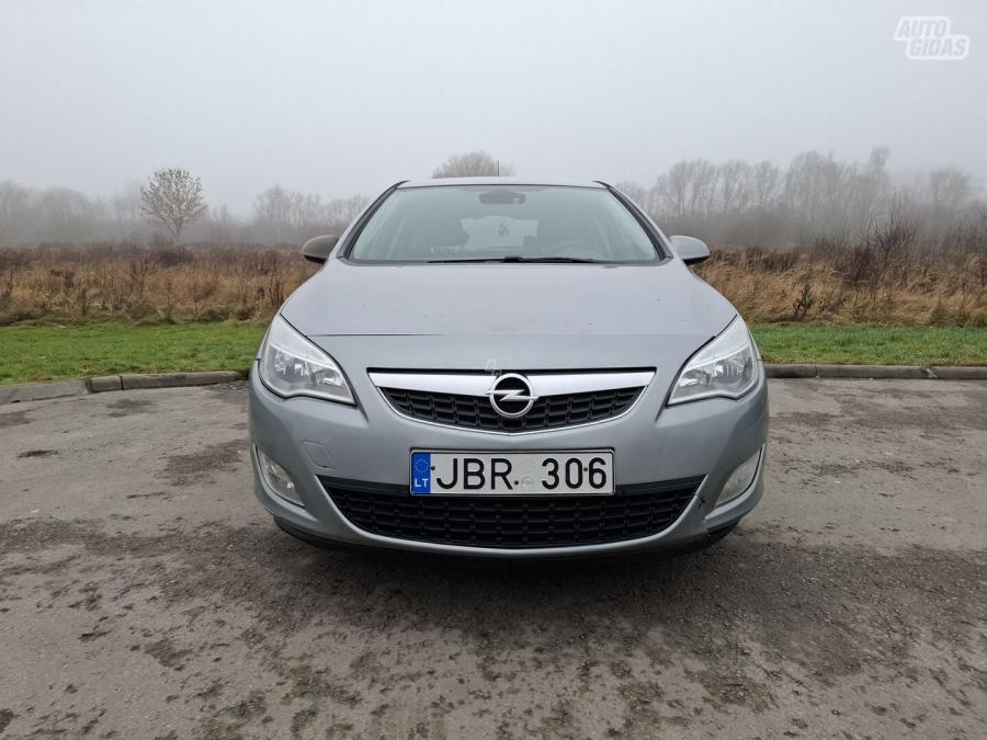 Grey Opel Astra 2010 in Siauliai, with an engine capacity of 1.40 L and mileage of 201 thousand km for 1950 €, photo 2 on AUTOMOTO.COM.LV