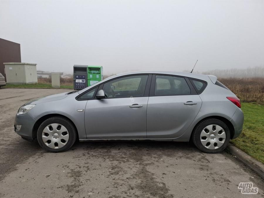Grey Opel Astra 2010 in Siauliai, with an engine capacity of 1.40 L and mileage of 201 thousand km for 1950 €, photo 4 on AUTOMOTO.COM.LV