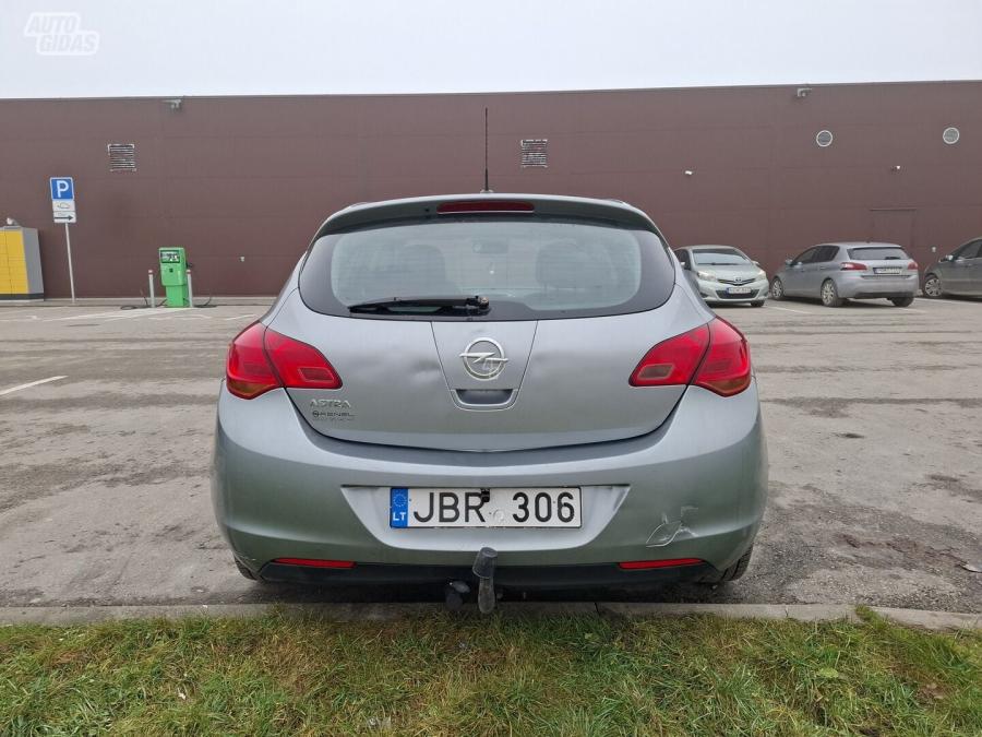 Grey Opel Astra 2010 in Siauliai, with an engine capacity of 1.40 L and mileage of 201 thousand km for 1950 €, photo 6 on AUTOMOTO.COM.LV