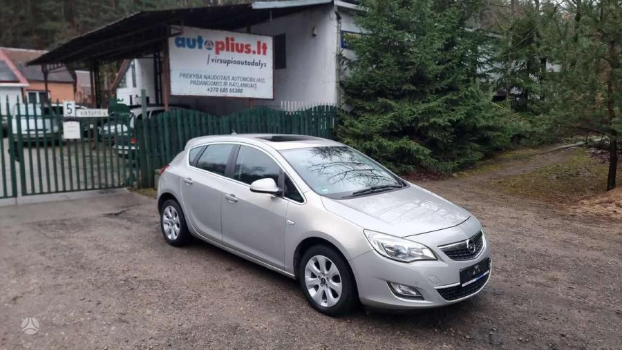Grey Opel Astra 2010 in Vilnius, with an engine capacity of 1.60 L and mileage of 87 thousand km for 5650 €, photo 1 on AUTOMOTO.COM.LV