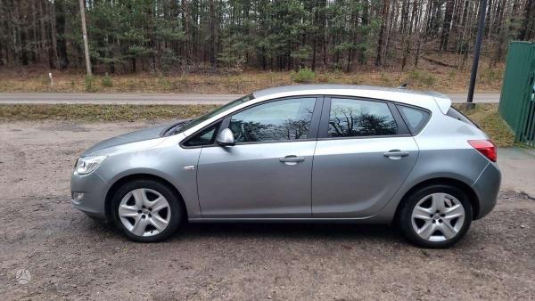 Grey Opel Astra 2010 in Vilnius, with an engine capacity of 1.60 L and mileage of 129 thousand km for 4999 €, photo 4 on AUTOMOTO.COM.LV