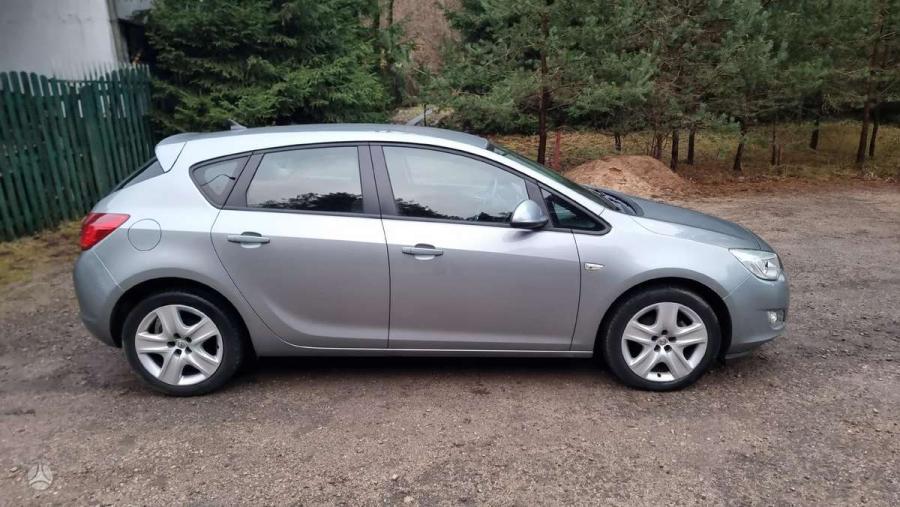 Grey Opel Astra 2010 in Vilnius, with an engine capacity of 1.60 L and mileage of 129 thousand km for 4999 €, photo 6 on AUTOMOTO.COM.LV