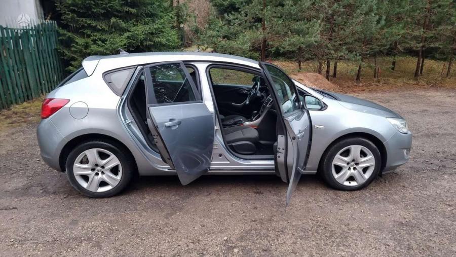 Grey Opel Astra 2010 in Vilnius, with an engine capacity of 1.60 L and mileage of 129 thousand km for 4999 €, photo 7 on AUTOMOTO.COM.LV