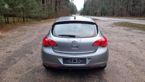 Grey Opel Astra 2010 in Vilnius, with an engine capacity of 1.60 L and mileage of 129 thousand km for 4999 €, photo 9 on AUTOMOTO.COM.LV
