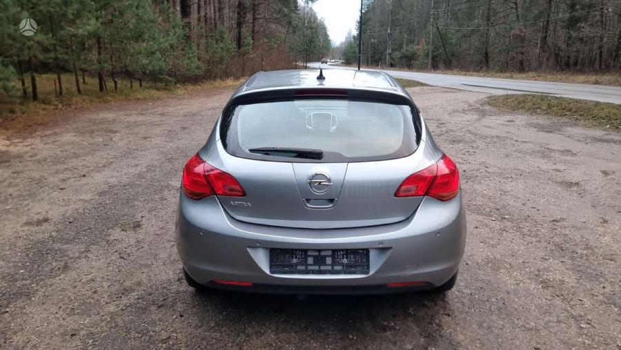 Grey Opel Astra 2010 in Vilnius, with an engine capacity of 1.60 L and mileage of 129 thousand km for 4999 €, photo 9 on AUTOMOTO.COM.LV