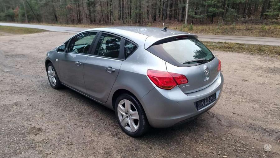 Grey Opel Astra 2010 in Vilnius, with an engine capacity of 1.60 L and mileage of 129 thousand km for 4999 €, photo 10 on AUTOMOTO.COM.LV