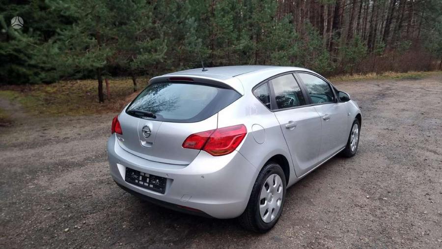 Grey Opel Astra 2010 in Vilnius, with an engine capacity of 1.60 L and mileage of 129 thousand km for 4999 €, photo 35 on AUTOMOTO.COM.LV