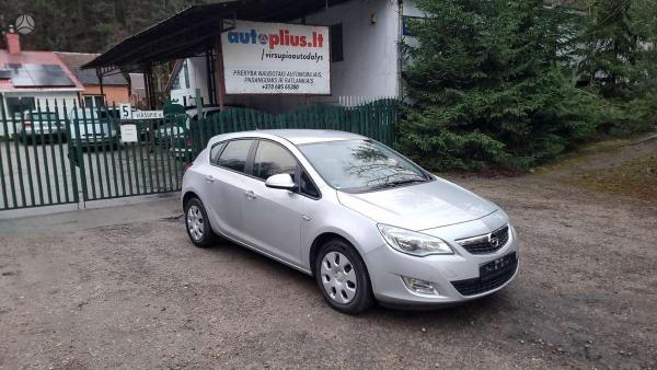 Grey Opel Astra 2010 in Vilnius, with an engine capacity of 1.60 L and mileage of 142 thousand km for 4999 €, photo 1 on AUTOMOTO.COM.LV