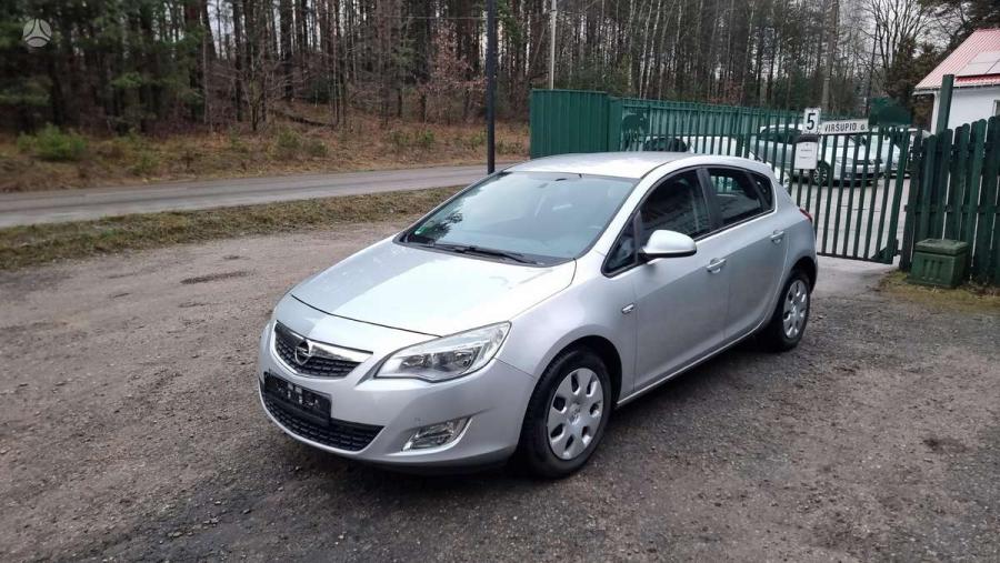 Grey Opel Astra 2010 in Vilnius, with an engine capacity of 1.60 L and mileage of 142 thousand km for 4999 €, photo 3 on AUTOMOTO.COM.LV