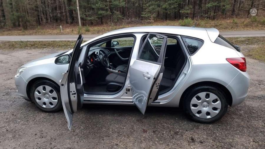 Grey Opel Astra 2010 in Vilnius, with an engine capacity of 1.60 L and mileage of 142 thousand km for 4999 €, photo 5 on AUTOMOTO.COM.LV