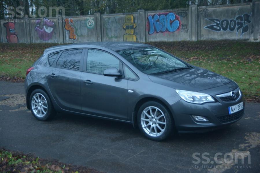 Grey Opel Astra 2010 in Riga, with an engine capacity of 1.60 L and mileage of 200 thousand km for 3500 €, photo 1 on AUTOMOTO.COM.LV
