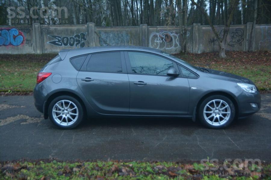 Grey Opel Astra 2010 in Riga, with an engine capacity of 1.60 L and mileage of 200 thousand km for 3500 €, photo 9 on AUTOMOTO.COM.LV