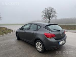 Grey Opel Astra 2010 in Riga, with an engine capacity of 1.60 L and mileage of 260 thousand km for 2400 €, photo 3 on AUTOMOTO.COM.LV
