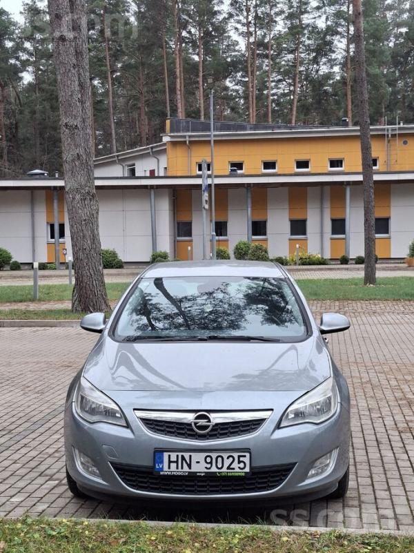 Pelēks Opel Astra 2010 Ogre, ar dzinēja tilpumu 1.60 L un nobraukumu 256 tūkst. km par 3500 €, foto 1 vietnē AUTOMOTO.COM.LV
