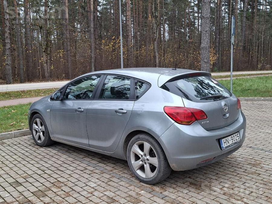 Pelēks Opel Astra 2010 Ogre, ar dzinēja tilpumu 1.60 L un nobraukumu 256 tūkst. km par 3500 €, foto 4 vietnē AUTOMOTO.COM.LV