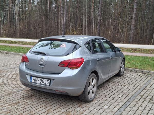 Pelēks Opel Astra 2010 Ogre, ar dzinēja tilpumu 1.60 L un nobraukumu 256 tūkst. km par 3500 €, foto 5 vietnē AUTOMOTO.COM.LV