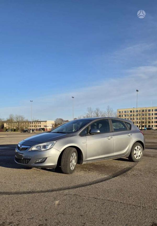 Grey Opel Astra 2010 in Kaunas, with an engine capacity of 1.60 L and mileage of 92 thousand km for 5750 €, photo 2 on AUTOMOTO.COM.LV
