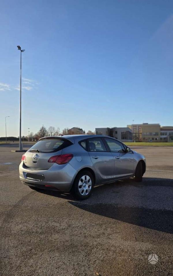 Grey Opel Astra 2010 in Kaunas, with an engine capacity of 1.60 L and mileage of 92 thousand km for 5750 €, photo 4 on AUTOMOTO.COM.LV