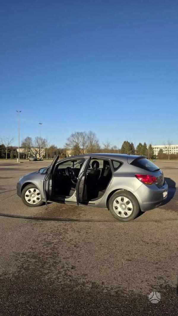 Grey Opel Astra 2010 in Kaunas, with an engine capacity of 1.60 L and mileage of 92 thousand km for 5750 €, photo 5 on AUTOMOTO.COM.LV