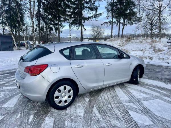 Grey Opel Astra 2010 in Vilnius, with an engine capacity of 1.30 L and mileage of 295 thousand km for 2250 €, photo 3 on AUTOMOTO.COM.LV