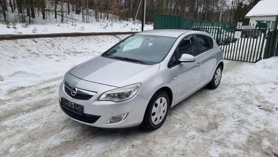 Grey Opel Astra 2010 in Vilnius, with an engine capacity of 1.60 L and mileage of 142 thousand km for 4900 €, photo 3 on AUTOMOTO.COM.LV