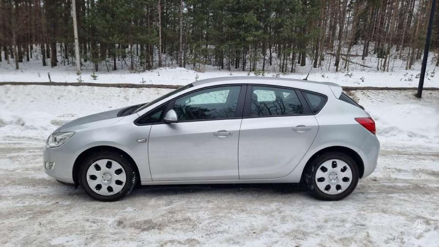 Grey Opel Astra 2010 in Vilnius, with an engine capacity of 1.60 L and mileage of 142 thousand km for 4900 €, photo 4 on AUTOMOTO.COM.LV