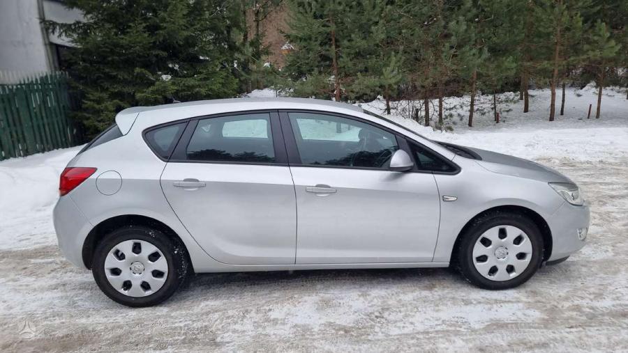 Grey Opel Astra 2010 in Vilnius, with an engine capacity of 1.60 L and mileage of 142 thousand km for 4900 €, photo 6 on AUTOMOTO.COM.LV