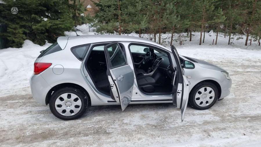 Grey Opel Astra 2010 in Vilnius, with an engine capacity of 1.60 L and mileage of 142 thousand km for 4900 €, photo 7 on AUTOMOTO.COM.LV
