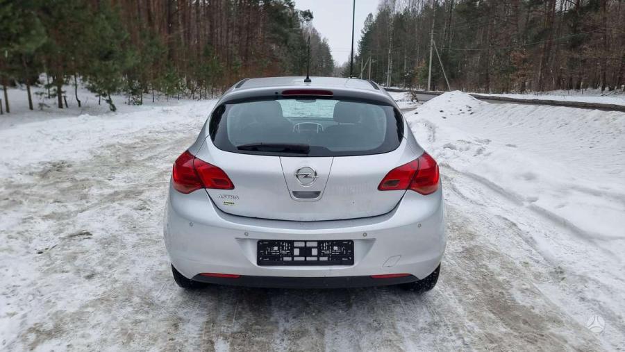 Grey Opel Astra 2010 in Vilnius, with an engine capacity of 1.60 L and mileage of 142 thousand km for 4900 €, photo 23 on AUTOMOTO.COM.LV