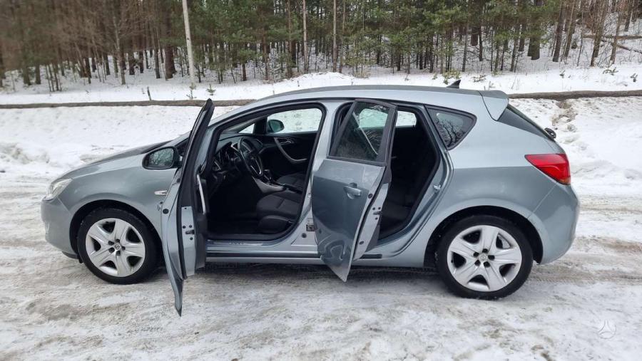 Grey Opel Astra 2010 in Vilnius, with an engine capacity of 1.60 L and mileage of 129 thousand km for 4899 €, photo 5 on AUTOMOTO.COM.LV