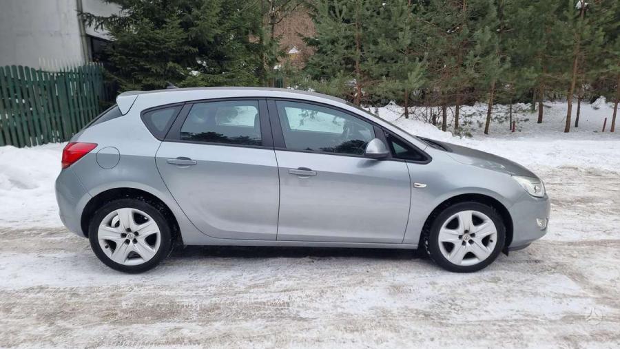 Grey Opel Astra 2010 in Vilnius, with an engine capacity of 1.60 L and mileage of 129 thousand km for 4899 €, photo 6 on AUTOMOTO.COM.LV