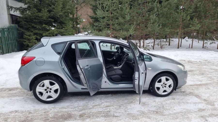 Grey Opel Astra 2010 in Vilnius, with an engine capacity of 1.60 L and mileage of 129 thousand km for 4899 €, photo 7 on AUTOMOTO.COM.LV