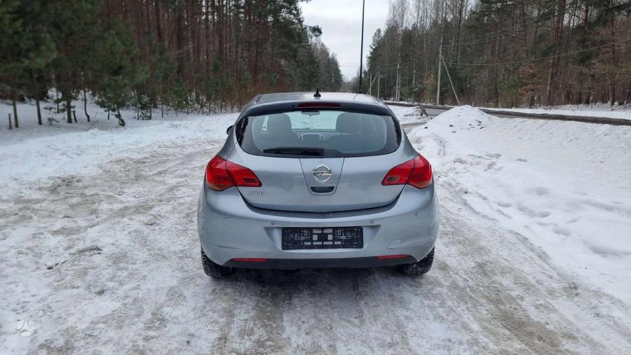Grey Opel Astra 2010 in Vilnius, with an engine capacity of 1.60 L and mileage of 129 thousand km for 4899 €, photo 24 on AUTOMOTO.COM.LV