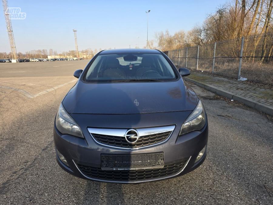Pelēks Opel Astra 2010 Marijampole, ar dzinēja tilpumu 1.40 L un nobraukumu 216 tūkst. km par 2450 €, foto 2 vietnē AUTOMOTO.COM.LV