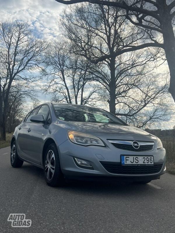 Grey Opel Astra 2010 in Utena, with an engine capacity of 2.00 L and mileage of 224 thousand km for 1850 €, photo 1 on AUTOMOTO.COM.LV