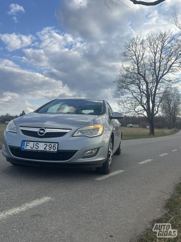 Grey Opel Astra 2010 in Utena, with an engine capacity of 2.00 L and mileage of 224 thousand km for 1850 €, photo 2 on AUTOMOTO.COM.LV