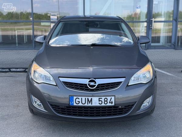 Grey Opel Astra 2010 in Panevezys, with an engine capacity of 1.70 L and mileage of 291 thousand km for 1450 €, photo 2 on AUTOMOTO.COM.LV