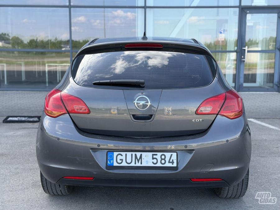 Grey Opel Astra 2010 in Panevezys, with an engine capacity of 1.70 L and mileage of 291 thousand km for 1450 €, photo 6 on AUTOMOTO.COM.LV