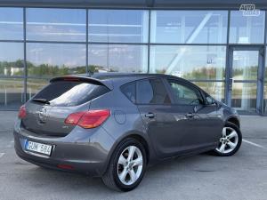 Grey Opel Astra 2010 in Panevezys, with an engine capacity of 1.70 L and mileage of 291 thousand km for 1450 €, photo 7 on AUTOMOTO.COM.LV