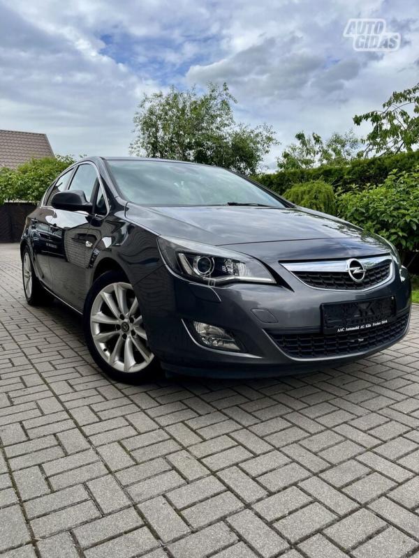 Grey Opel Astra 2010 in Kaunas, with an engine capacity of 1.70 L and mileage of 255 thousand km for 3200 €, photo 1 on AUTOMOTO.COM.LV