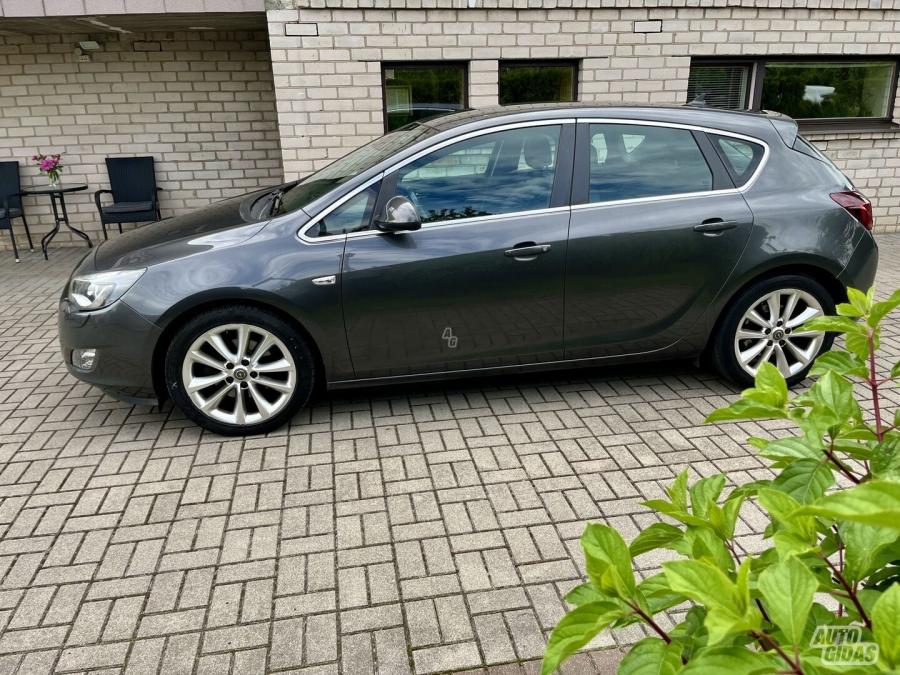 Grey Opel Astra 2010 in Kaunas, with an engine capacity of 1.70 L and mileage of 255 thousand km for 3200 €, photo 5 on AUTOMOTO.COM.LV