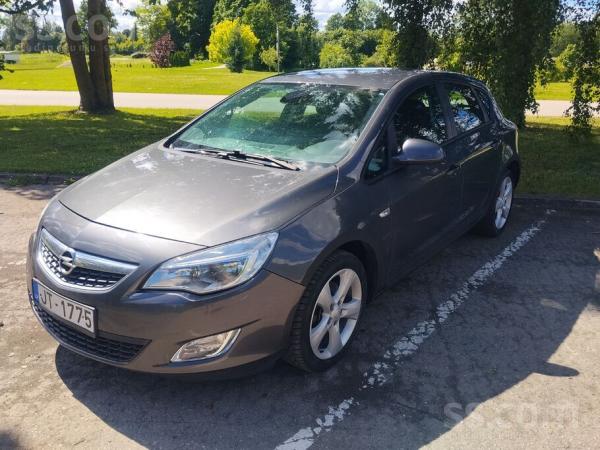 Pelēks Opel Astra 2010 Tukums, ar dzinēja tilpumu 1.70 L un nobraukumu 301 tūkst. km par 1800 €, foto 1 vietnē AUTOMOTO.COM.LV
