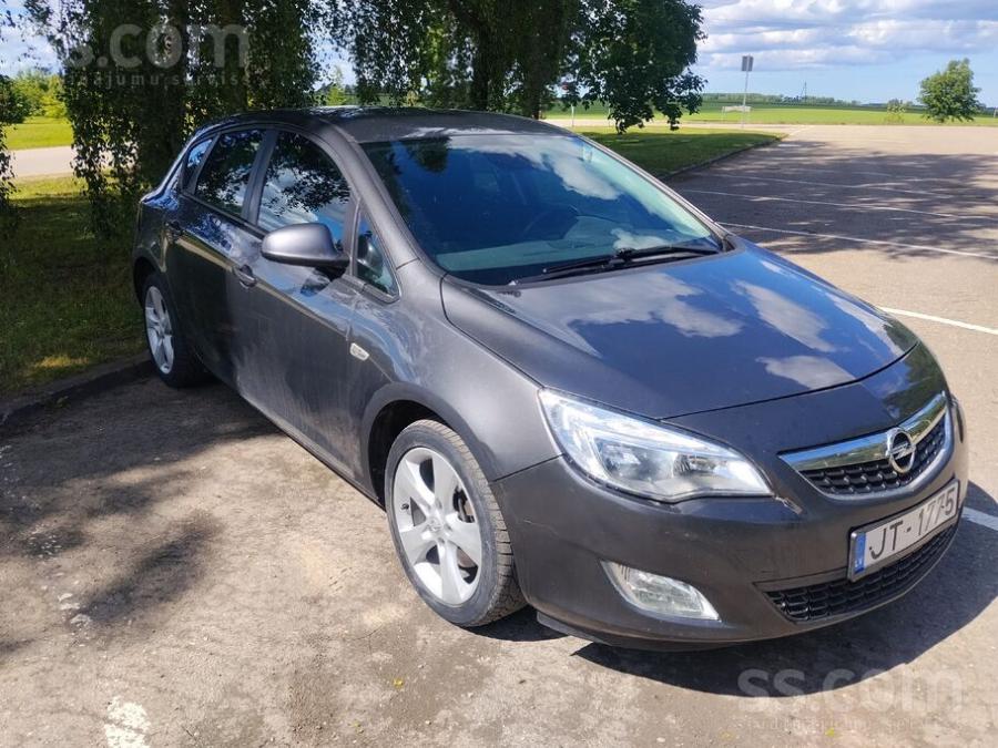 Grey Opel Astra 2010 in Tukums, with an engine capacity of 1.70 L and mileage of 301 thousand km for 1800 €, photo 3 on AUTOMOTO.COM.LV