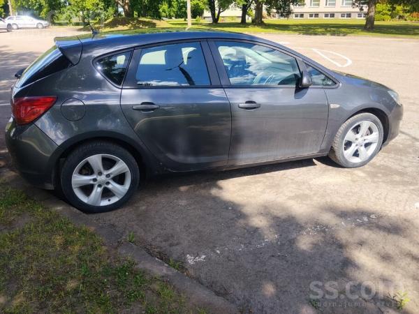 Pelēks Opel Astra 2010 Tukums, ar dzinēja tilpumu 1.70 L un nobraukumu 301 tūkst. km par 1800 €, foto 3 vietnē AUTOMOTO.COM.LV