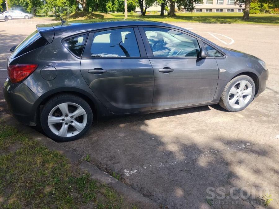 Grey Opel Astra 2010 in Tukums, with an engine capacity of 1.70 L and mileage of 301 thousand km for 1800 €, photo 4 on AUTOMOTO.COM.LV