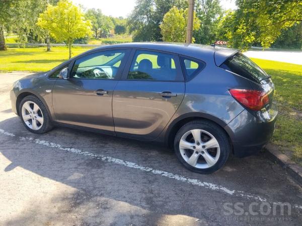 Pelēks Opel Astra 2010 Tukums, ar dzinēja tilpumu 1.70 L un nobraukumu 301 tūkst. km par 1800 €, foto 4 vietnē AUTOMOTO.COM.LV