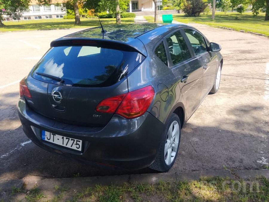Grey Opel Astra 2010 in Tukums, with an engine capacity of 1.70 L and mileage of 301 thousand km for 1800 €, photo 6 on AUTOMOTO.COM.LV